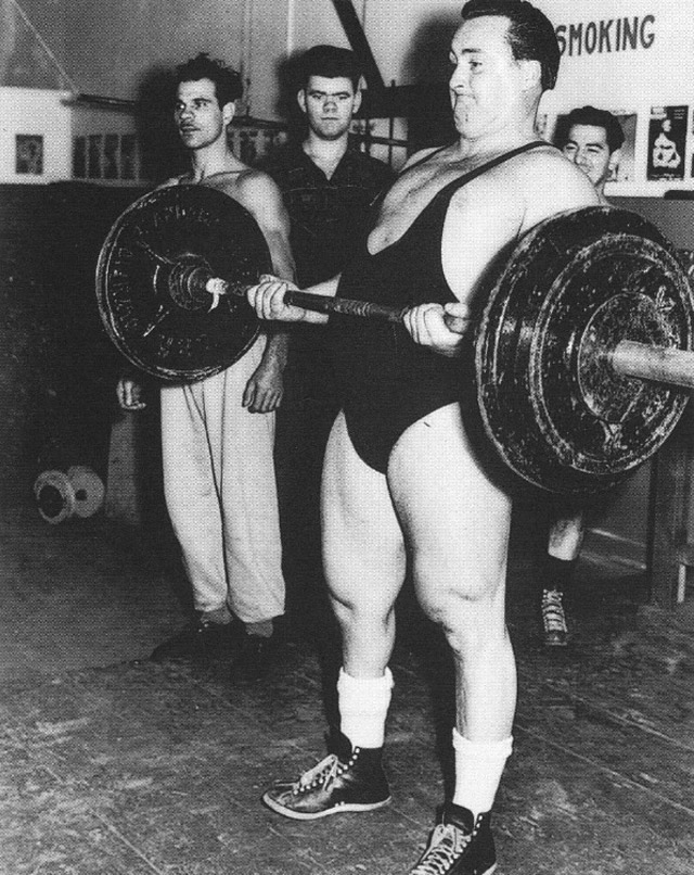 Historie rekordů v bicepsovém zdvihu